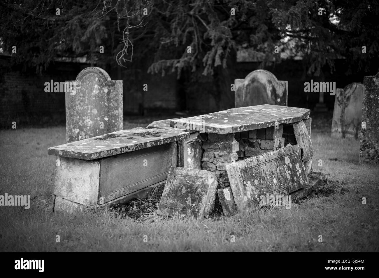 Falling appart hi-res stock photography and images - Alamy