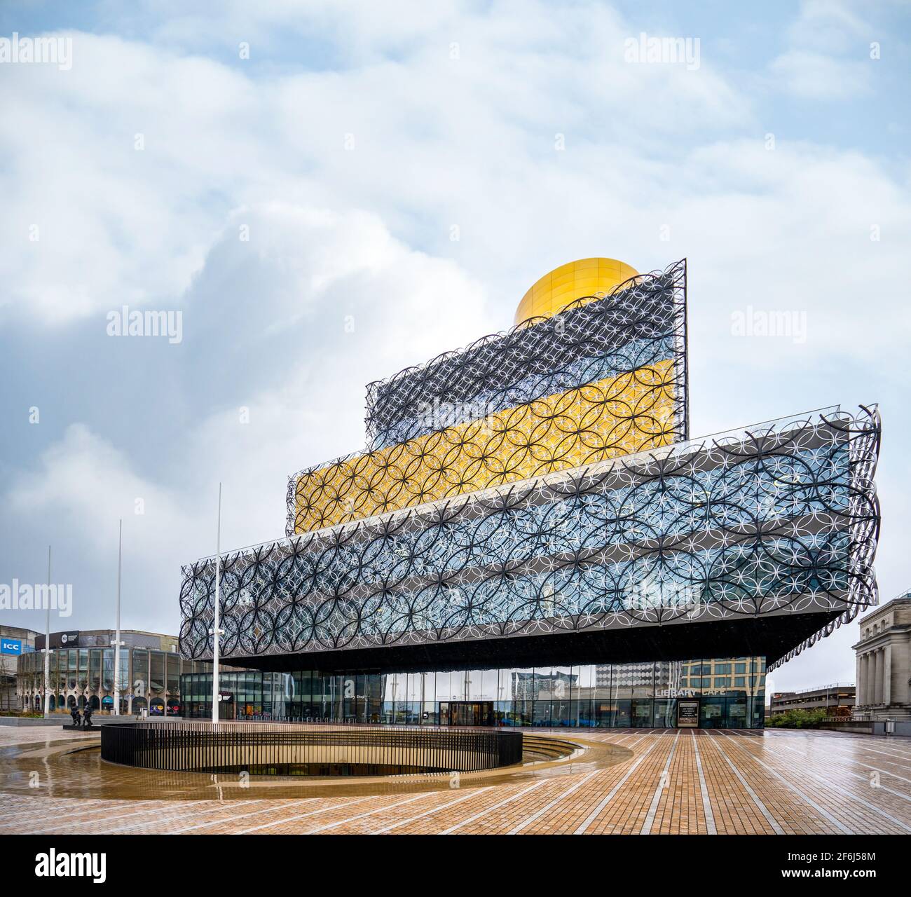 Symmetrical shapes hi-res stock photography and images - Alamy