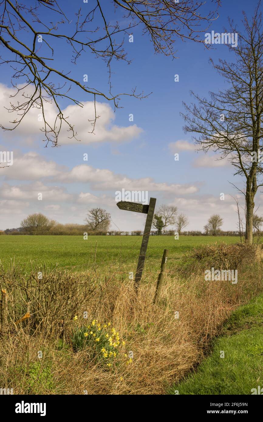 Signpost and countryside hi-res stock photography and images - Alamy