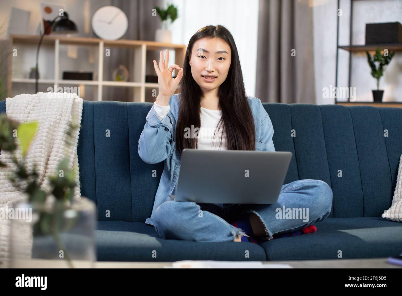 Attractive asian woman crossed legs hi-res stock photography and images ...