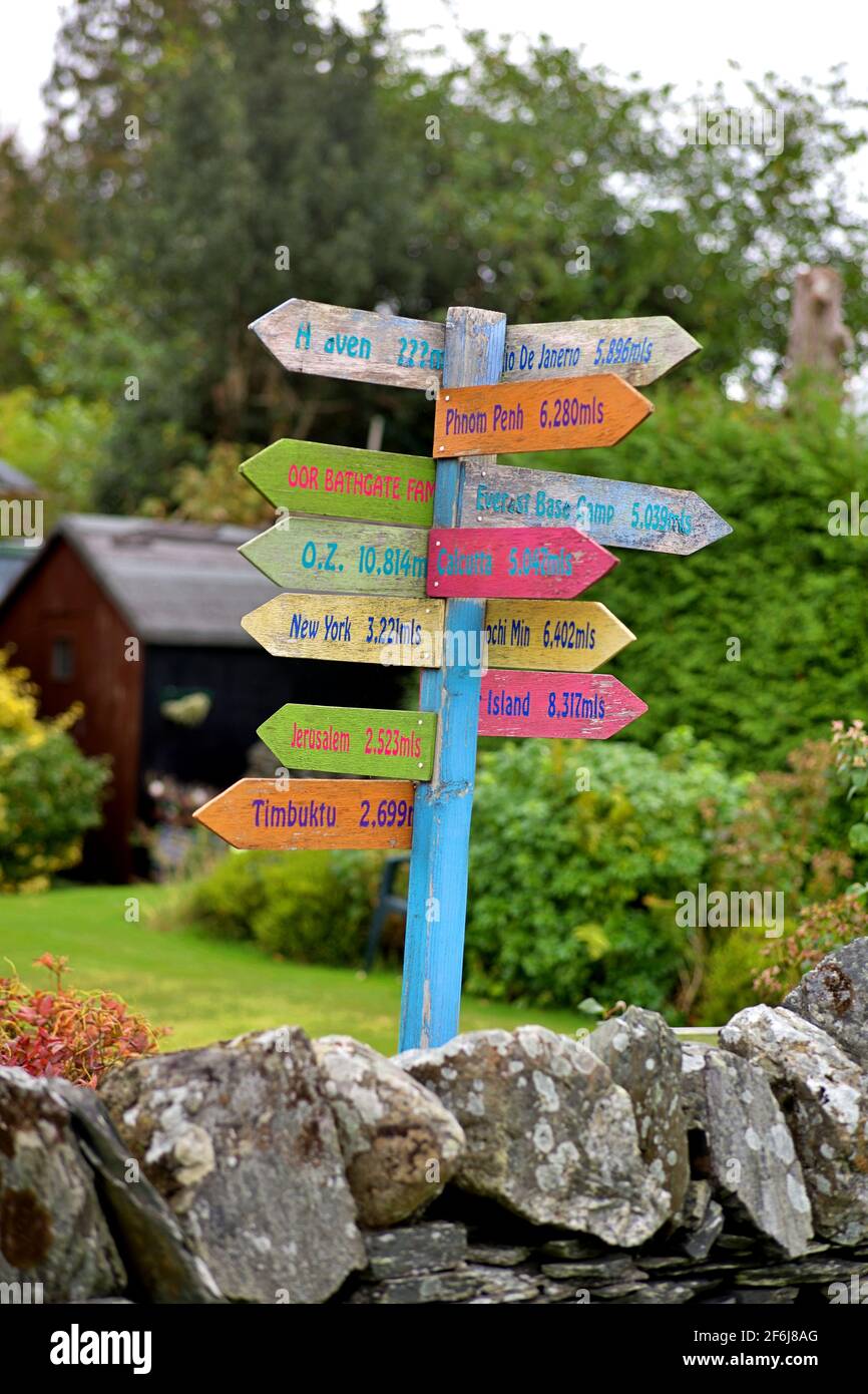World signpost mileage hi-res stock photography and images - Alamy