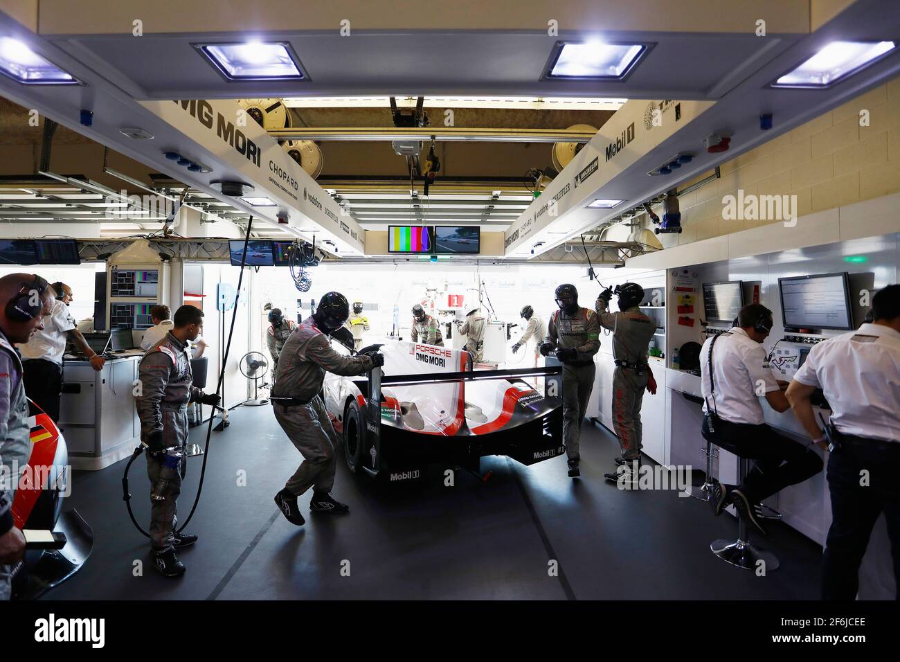 Porsche garage hi-res stock photography and images - Alamy