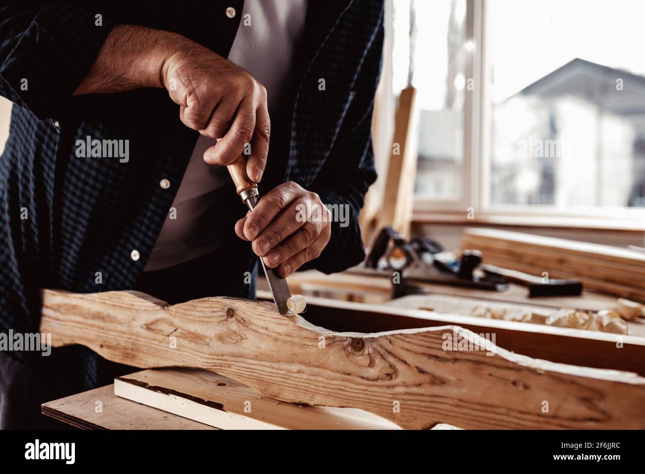 Hands of a carpenter working with chisel and hammer Stock Photo - Alamy