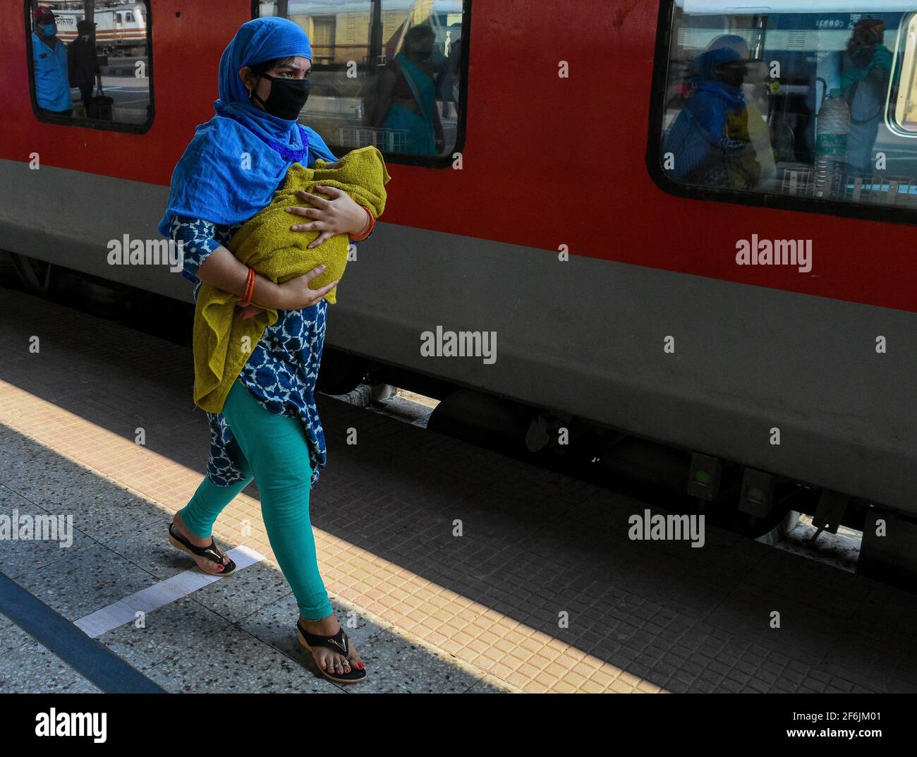 Stranded people train platform hi-res stock photography and images - Alamy