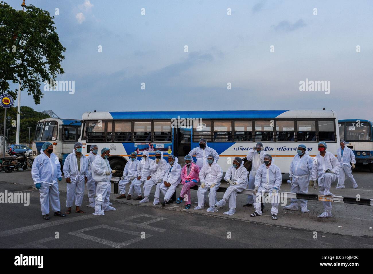 Workers bus station india hi-res stock photography and images - Alamy