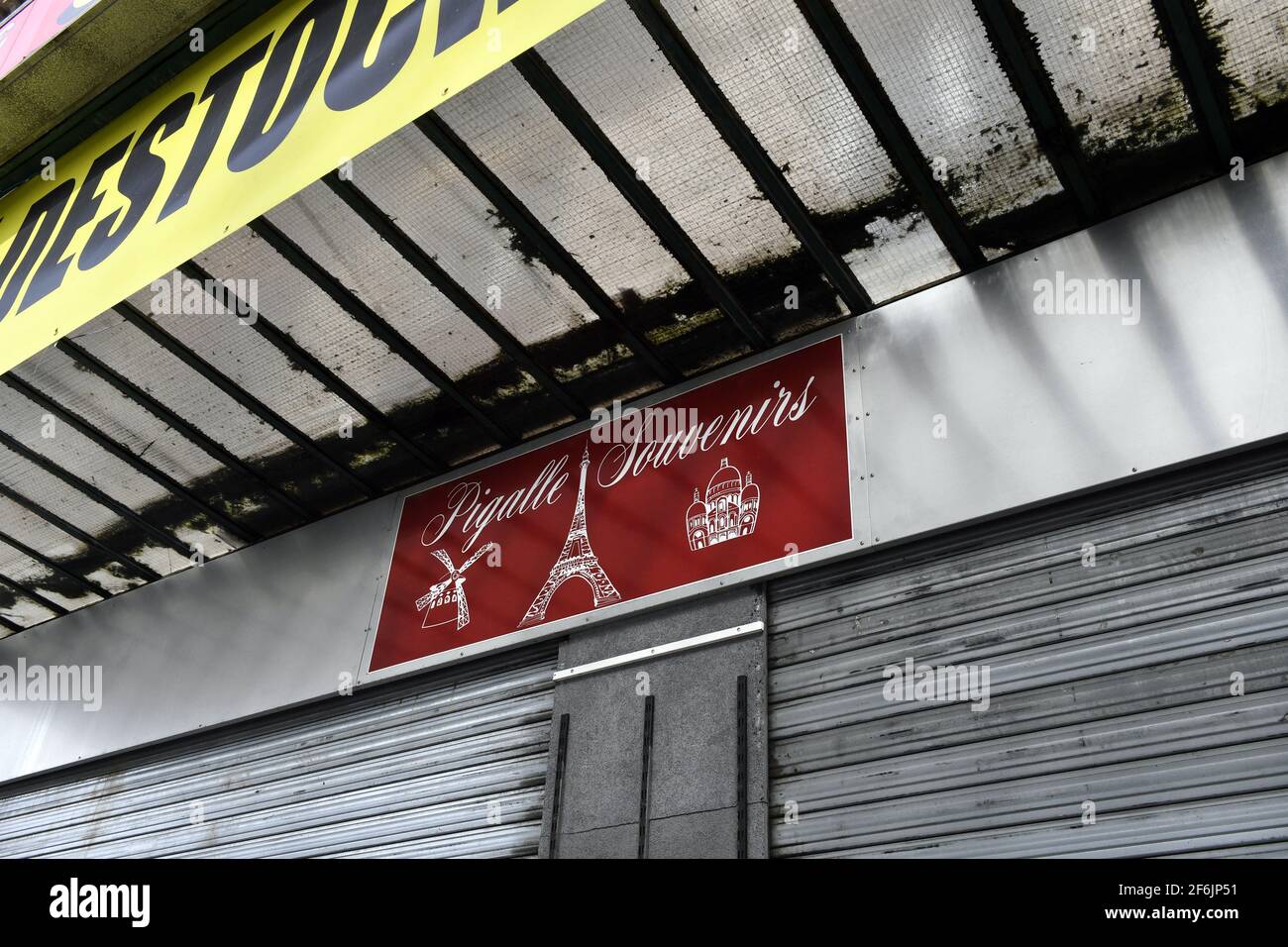 Souvenirs store closed by Covid19 - Paris - France Stock Photo - Alamy