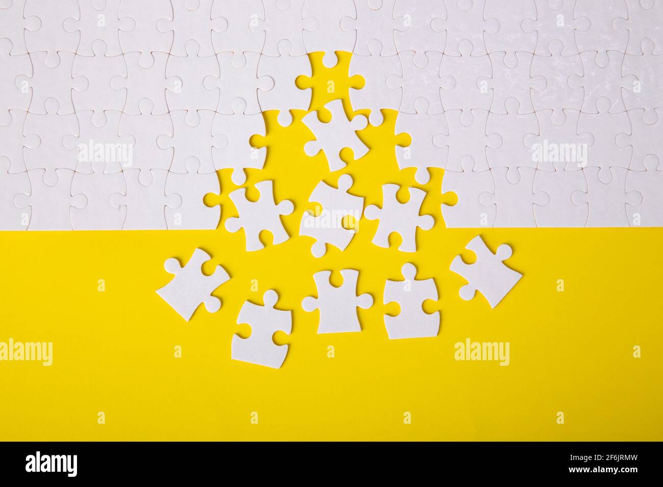 White jigsaw puzzle pattern background. jigsaw puzzle Stock Photo - Alamy