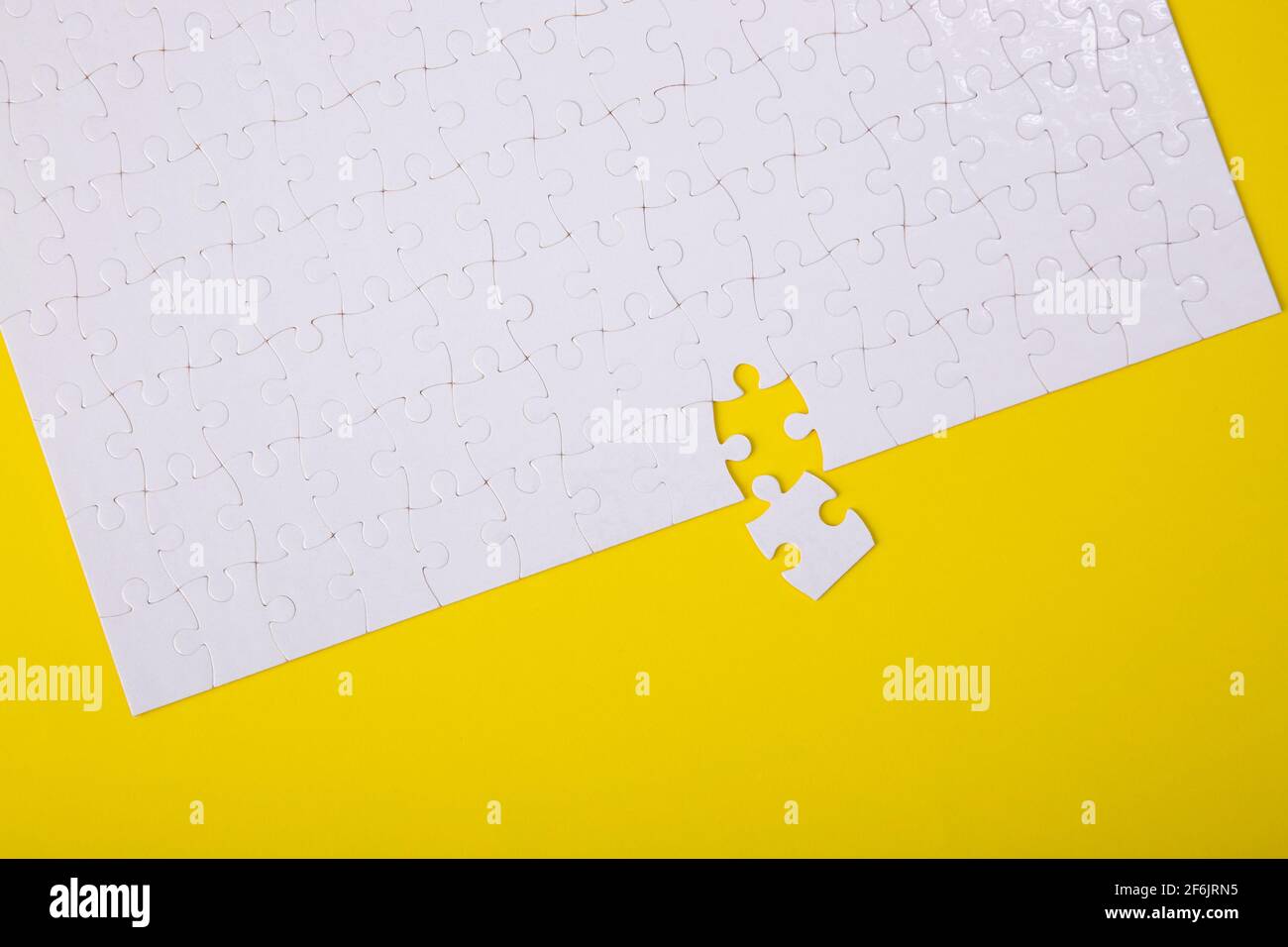 White jigsaw puzzle pattern background. jigsaw puzzle Stock Photo - Alamy