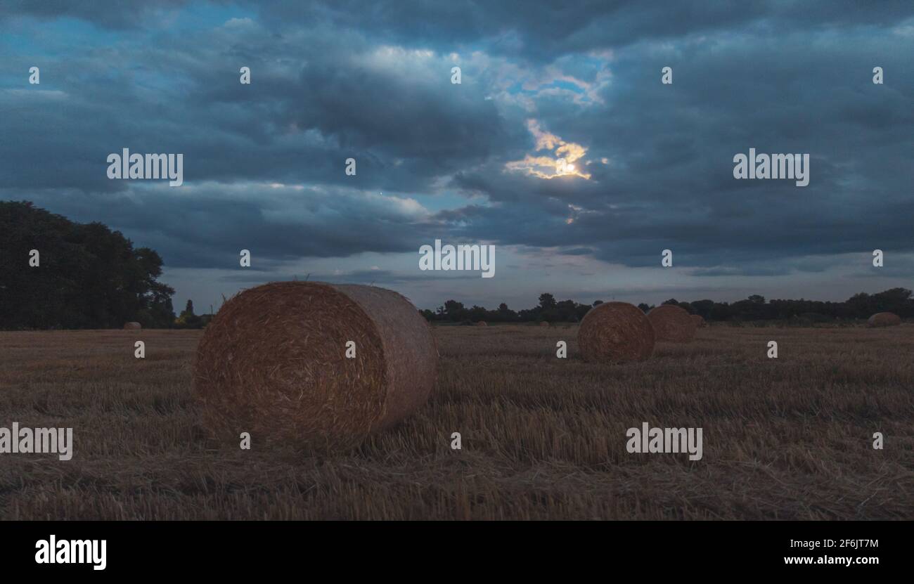 Hay bale by night hi-res stock photography and images - Alamy