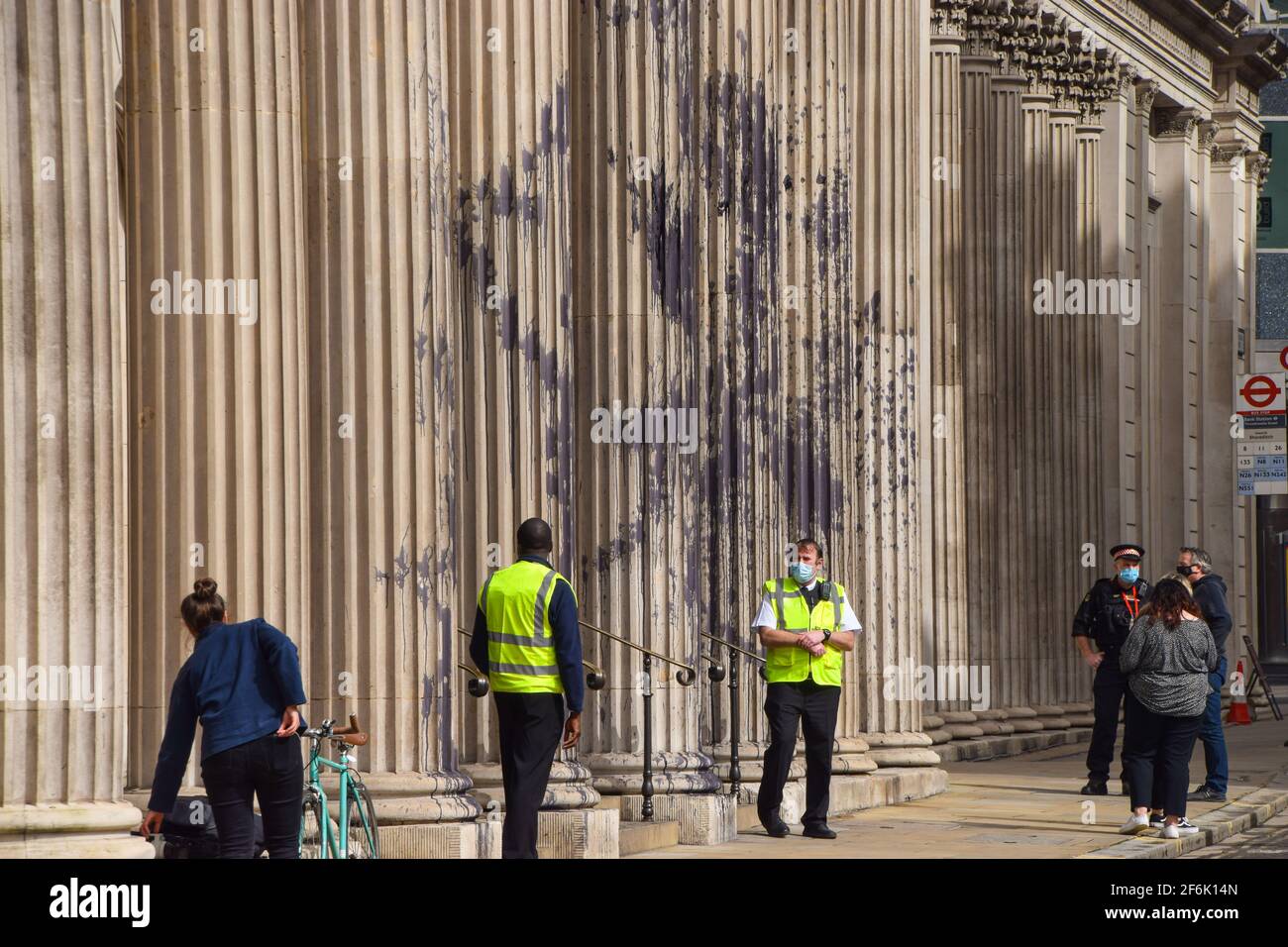 Bank security guards hi-res stock photography and images - Alamy