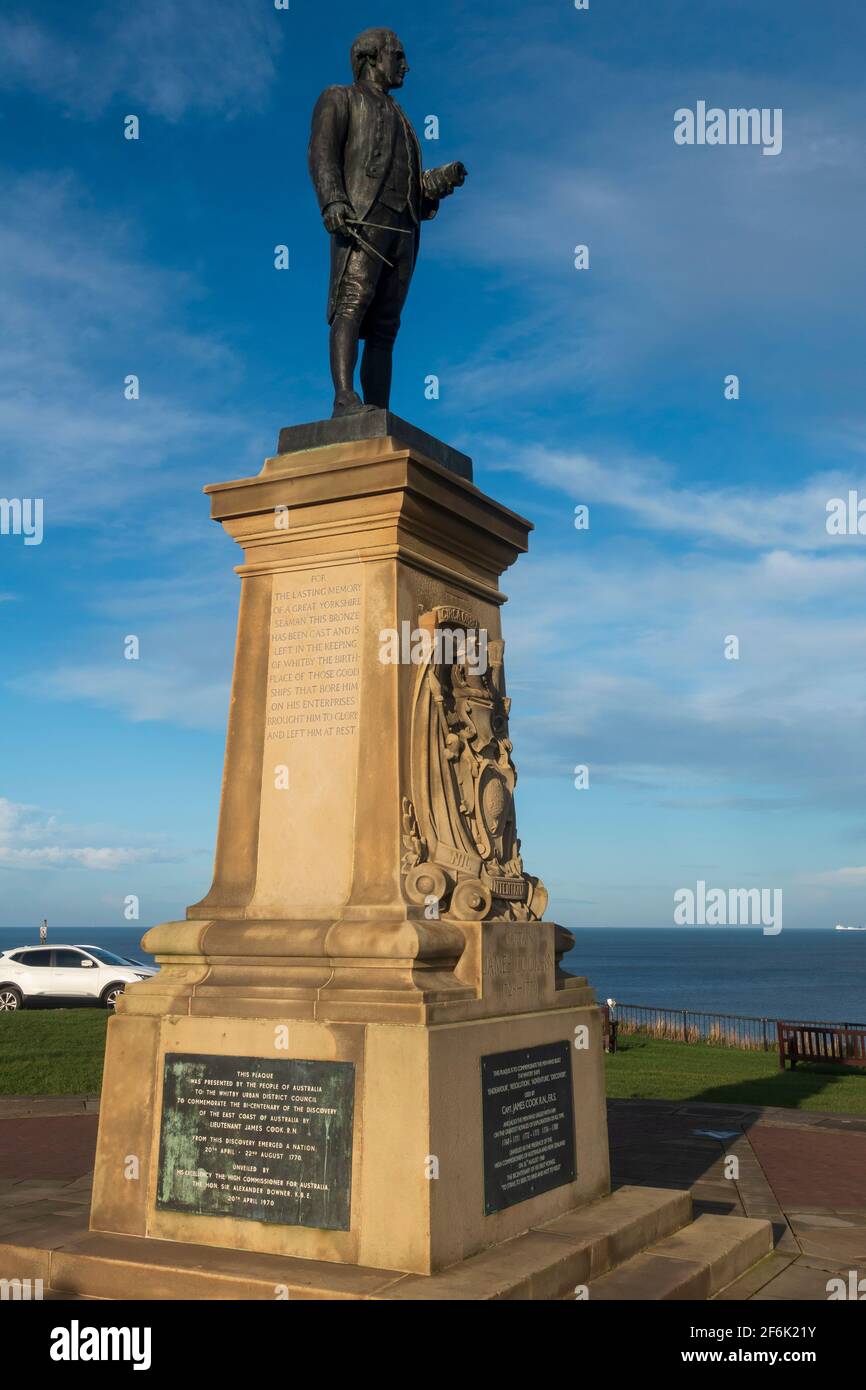 Statue of Captain Cook, West Cliff, Whitby, North Yorkshire Stock Photo ...