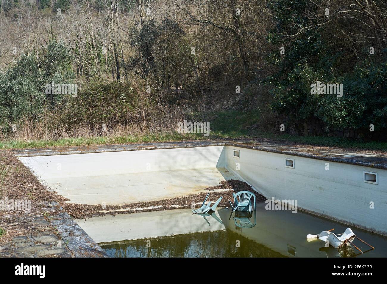 Abandoned ruined swimming pool hi-res stock photography and images - Alamy