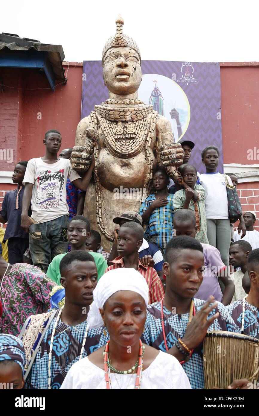 Obalufon Ogbogbodirin Statue, Ile-Ife, Osun State, Nigeria Stock Photo ...