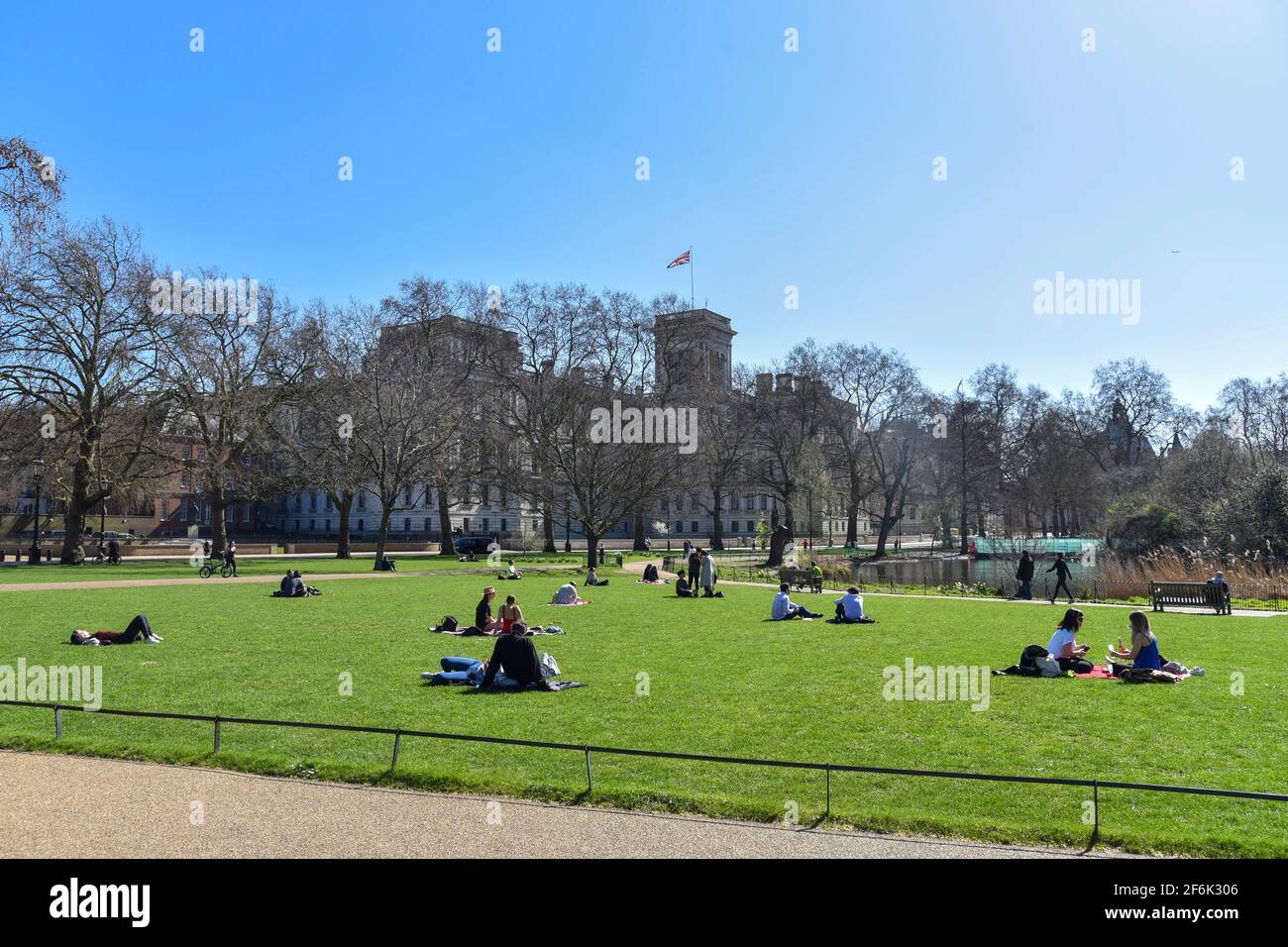 People enjoying the sun in St. Jame’s park in London. (Photo by Dave ...