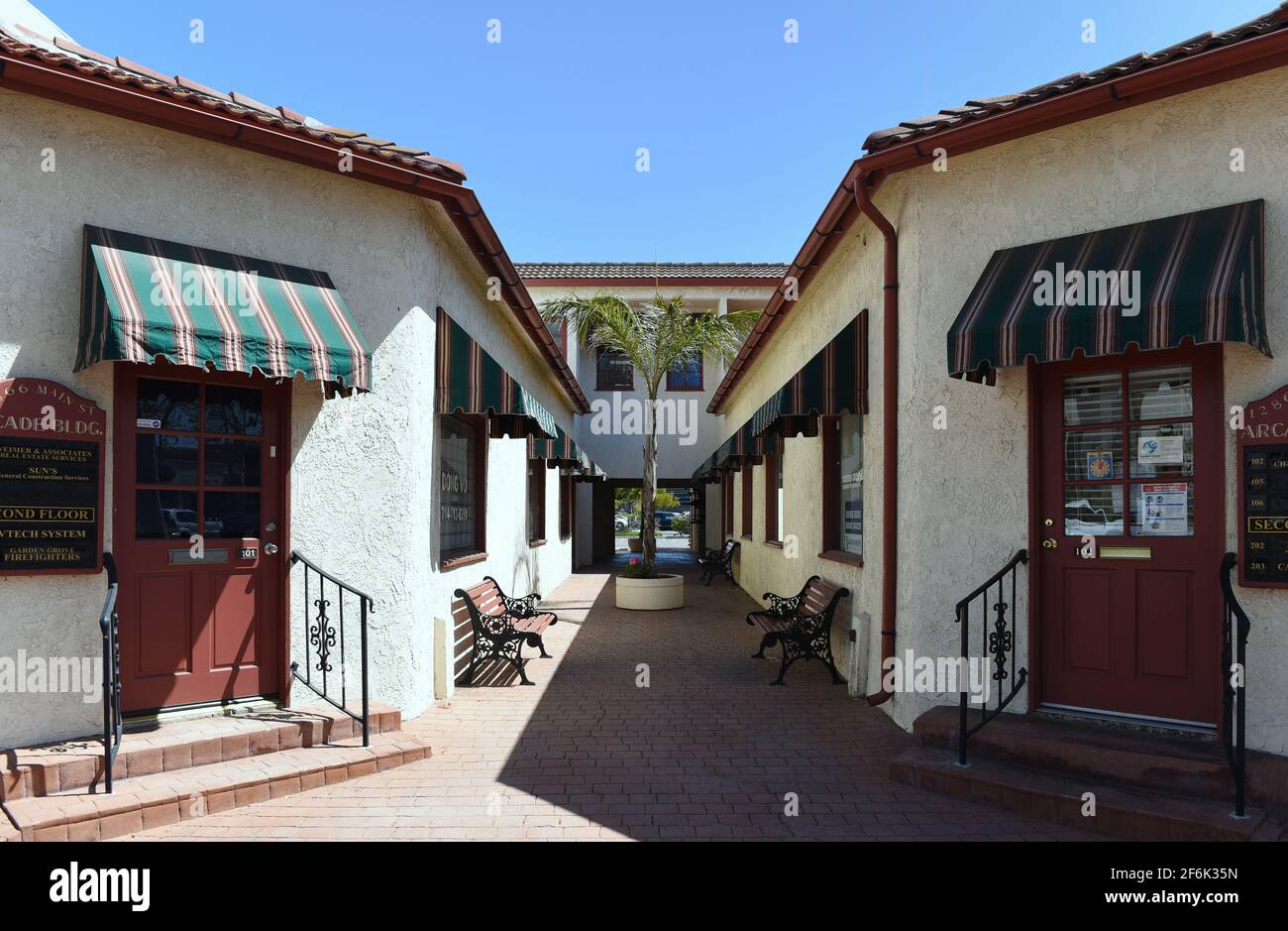 Downtown business building hi-res stock photography and images - Alamy