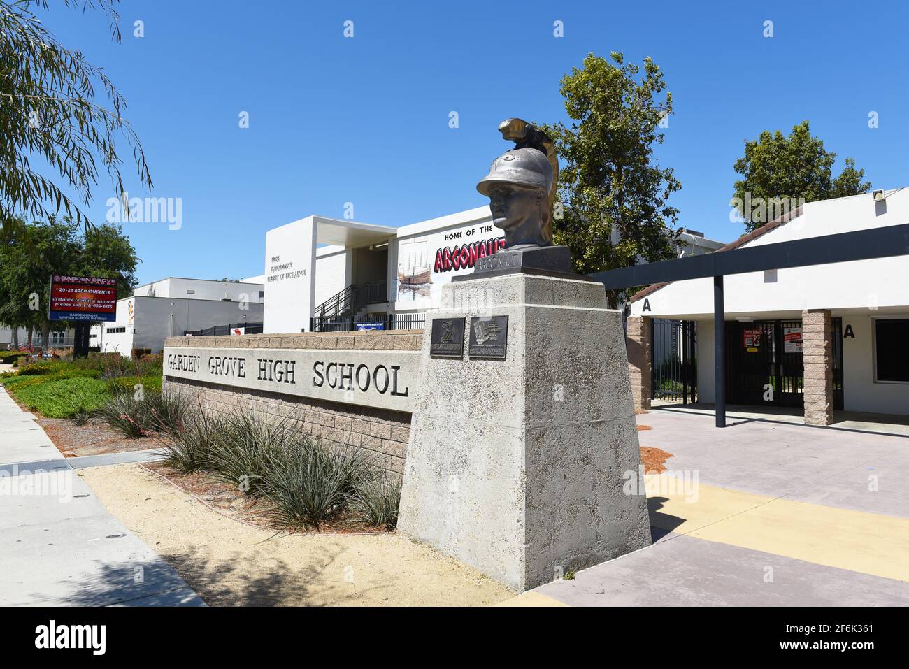 School mascot hi-res stock photography and images - Alamy