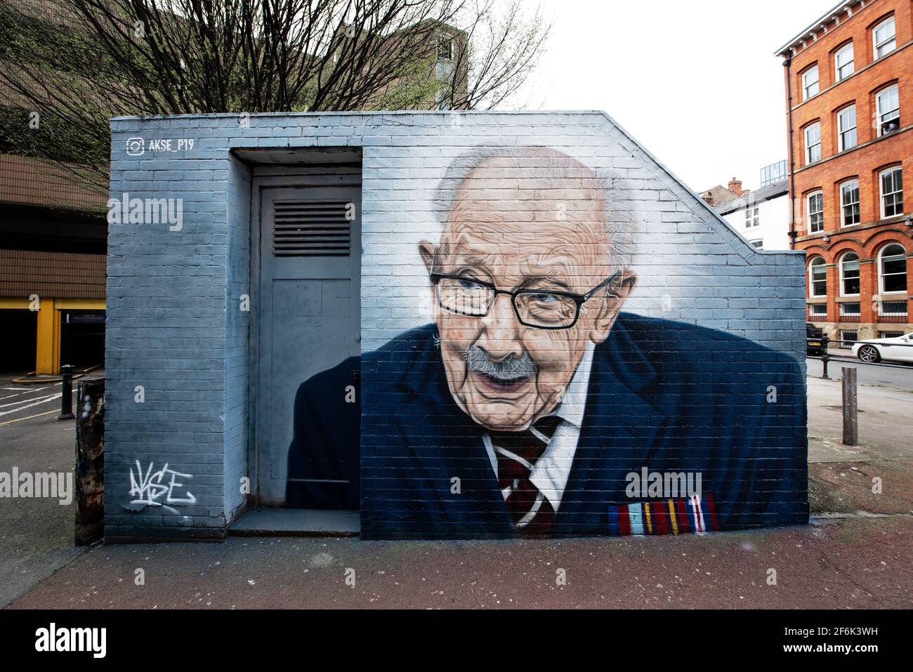 Captain sir tom moore mural manchester hi-res stock photography and ...