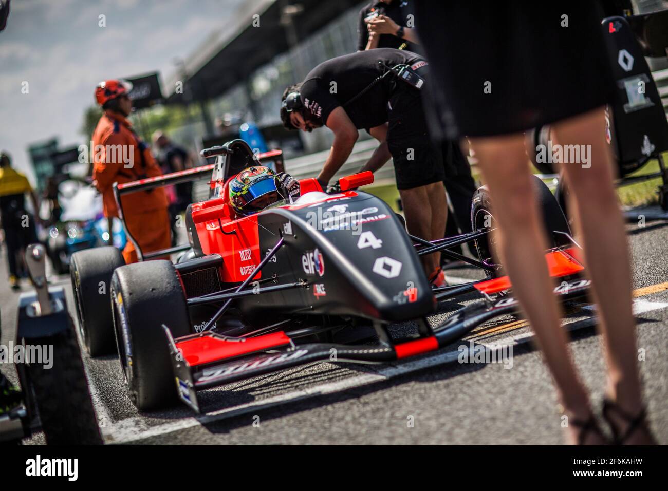 04 AUBRY Gabriel (fra) Renault FR 2.0L team Tech 1 racing acmbiance starting grid during Renault ...