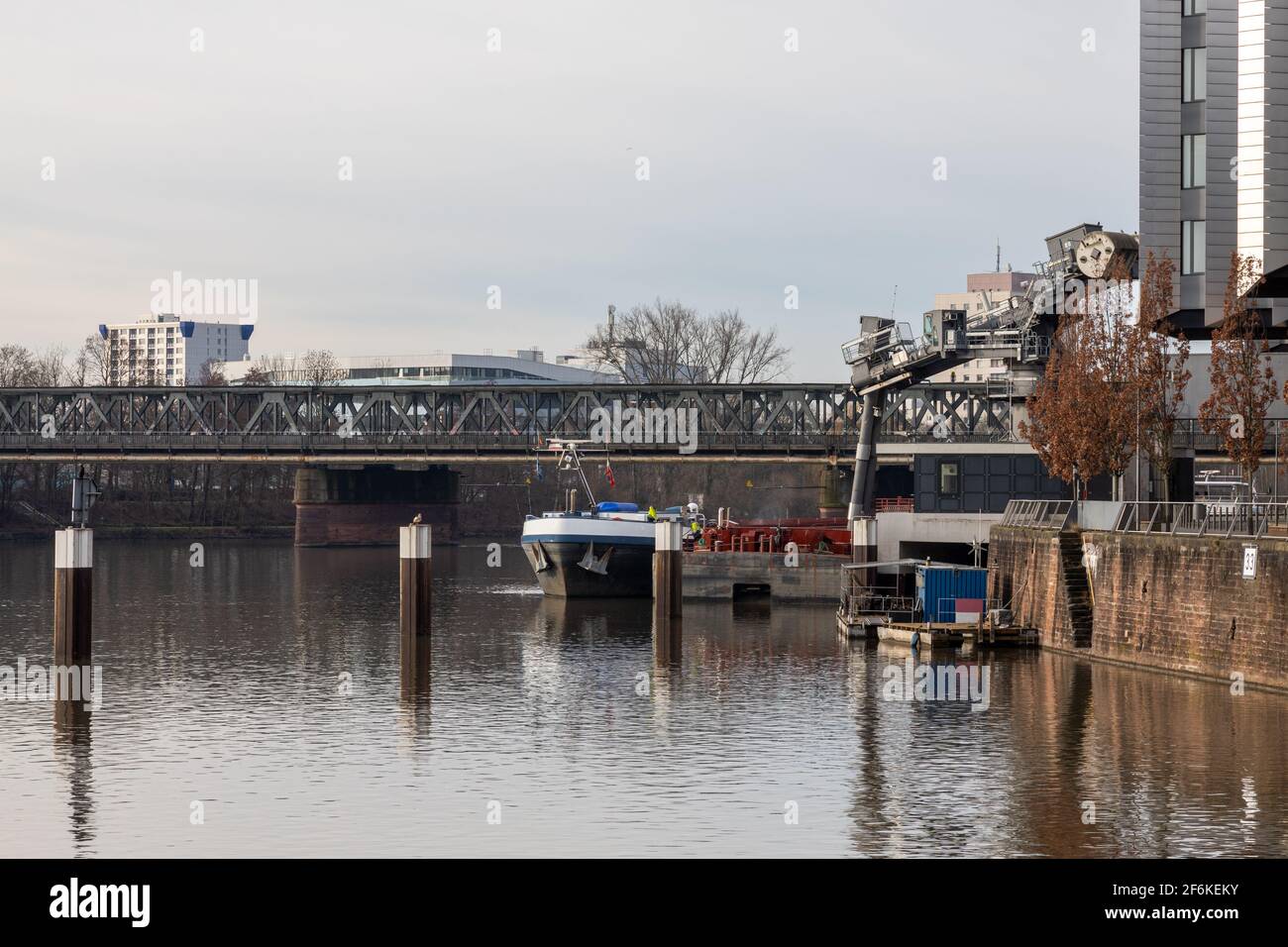 Coal unloading at ship through ship unloading system in Frankfurt ...