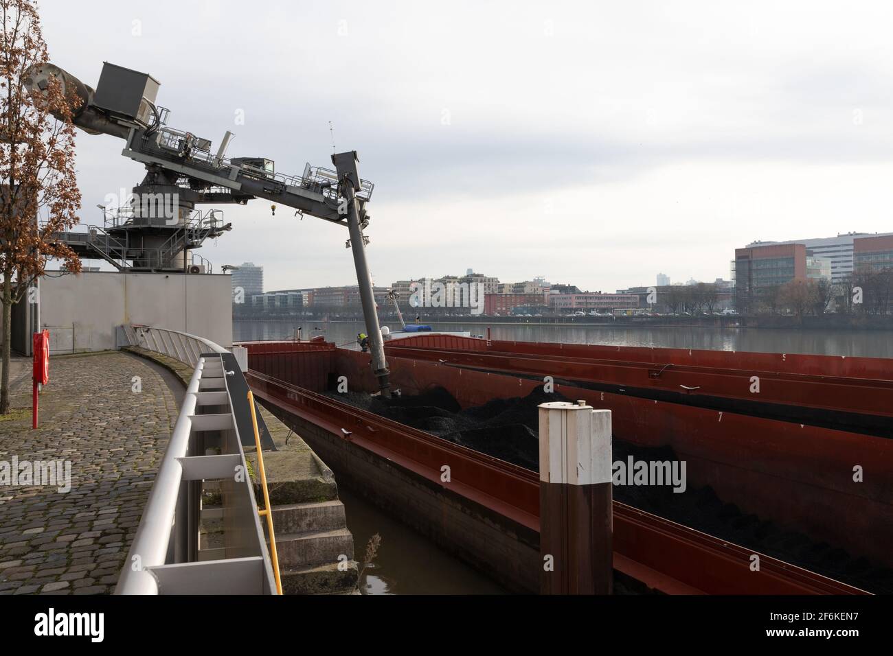 Coal unloading at ship through ship unloading system in Frankfurt ...