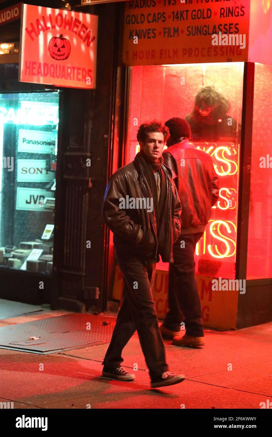 New York - NY - 20201117 Andrew Garfield filming a 1990's Times Square ...