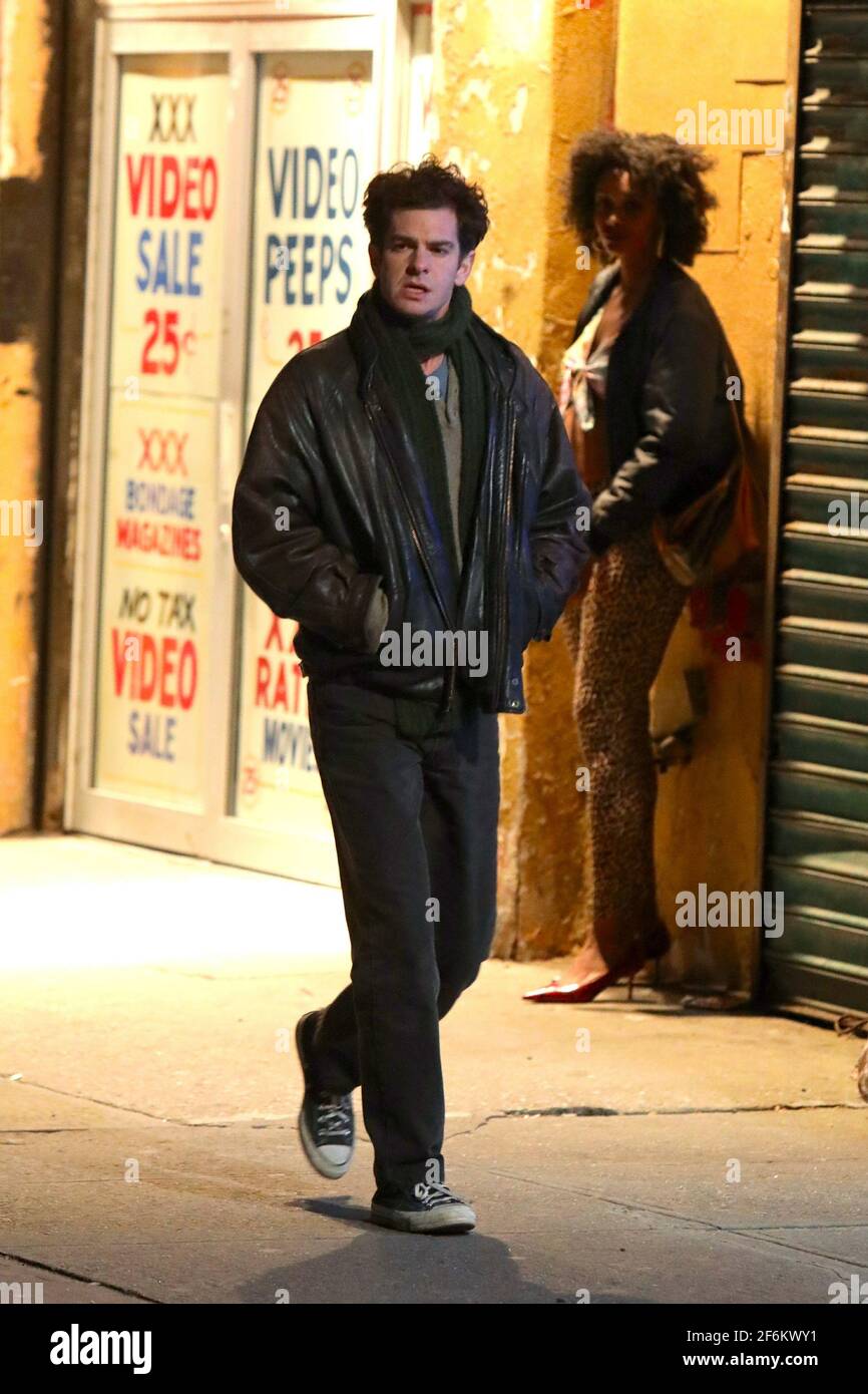 New York - NY - 20201117 Andrew Garfield filming a 1990's Times Square ...