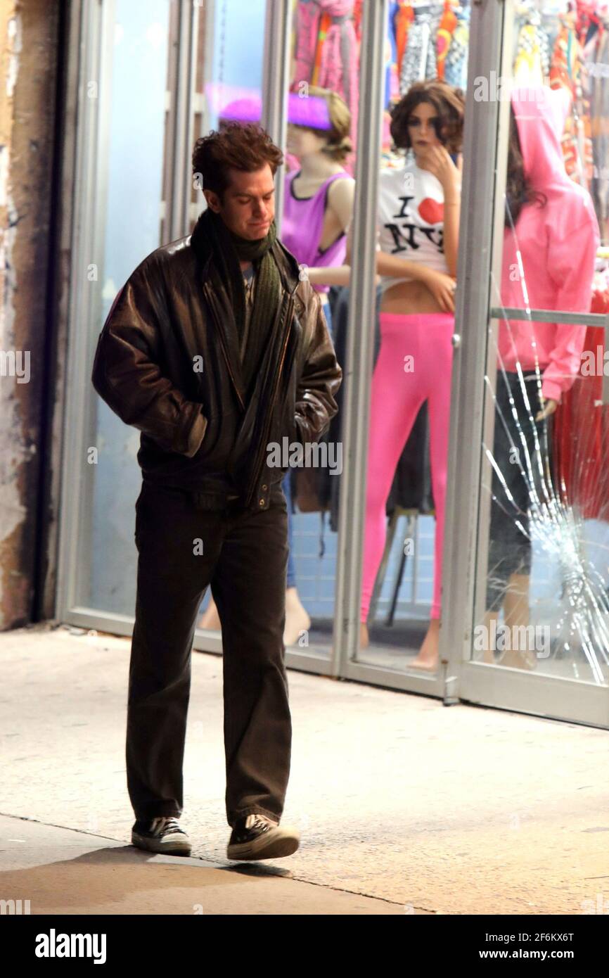New York - NY - 20201117 Andrew Garfield filming a 1990's Times Square ...