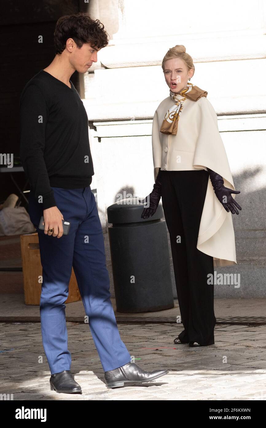 New York - NY - 20201116 - Julia Garner On Location with 'Inventing ...