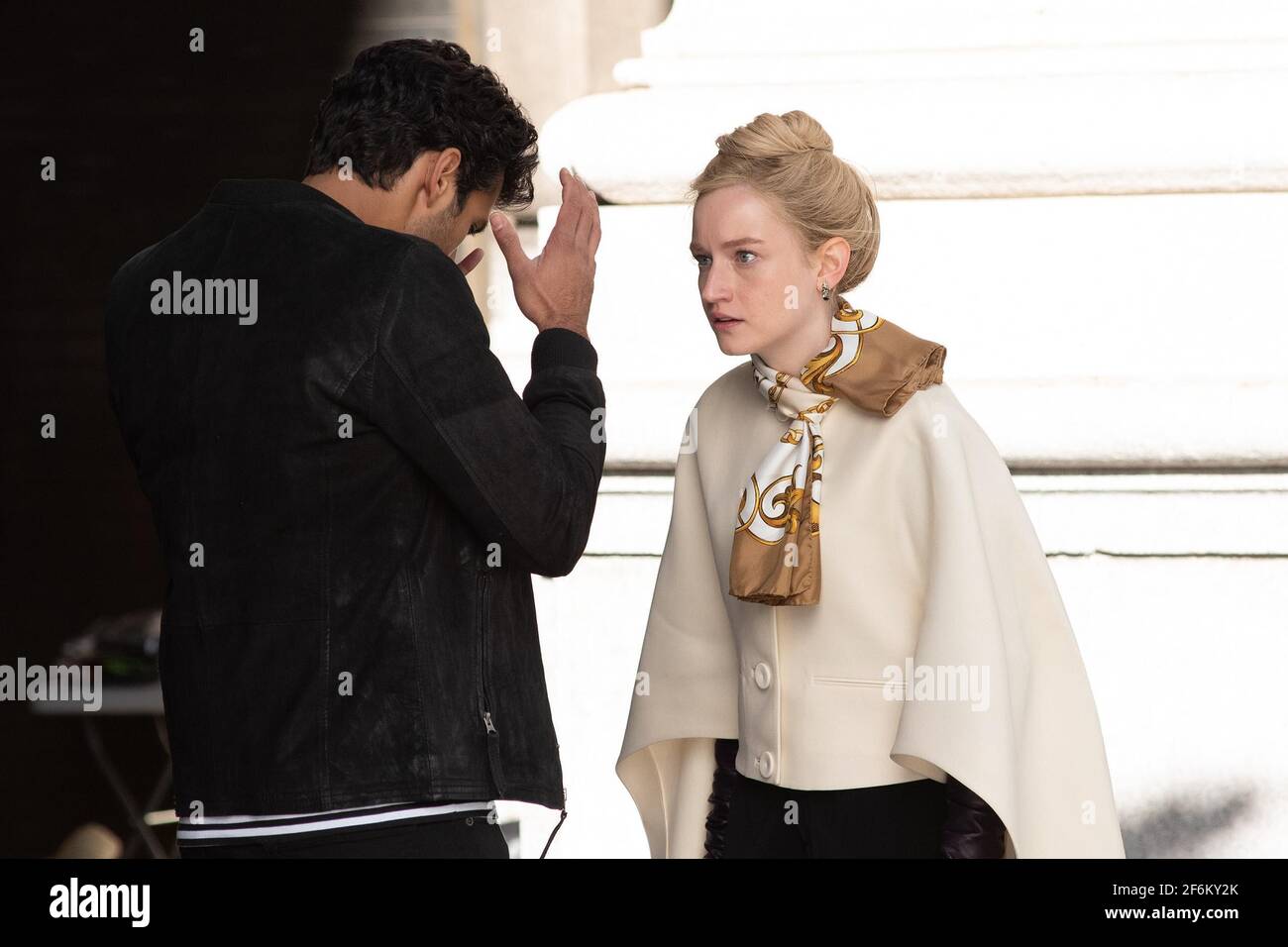 New York - NY - 20201116 - Julia Garner On Location with 'Inventing ...