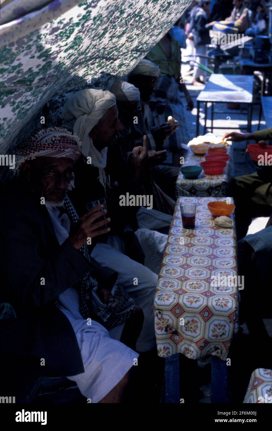 Drinking tea in market, Sanaa, Yemen Stock Photo - Alamy