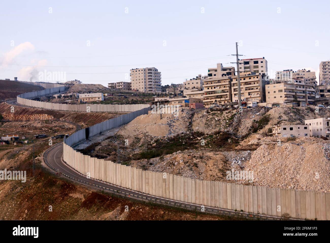 Barrier wall hi-res stock photography and images - Alamy