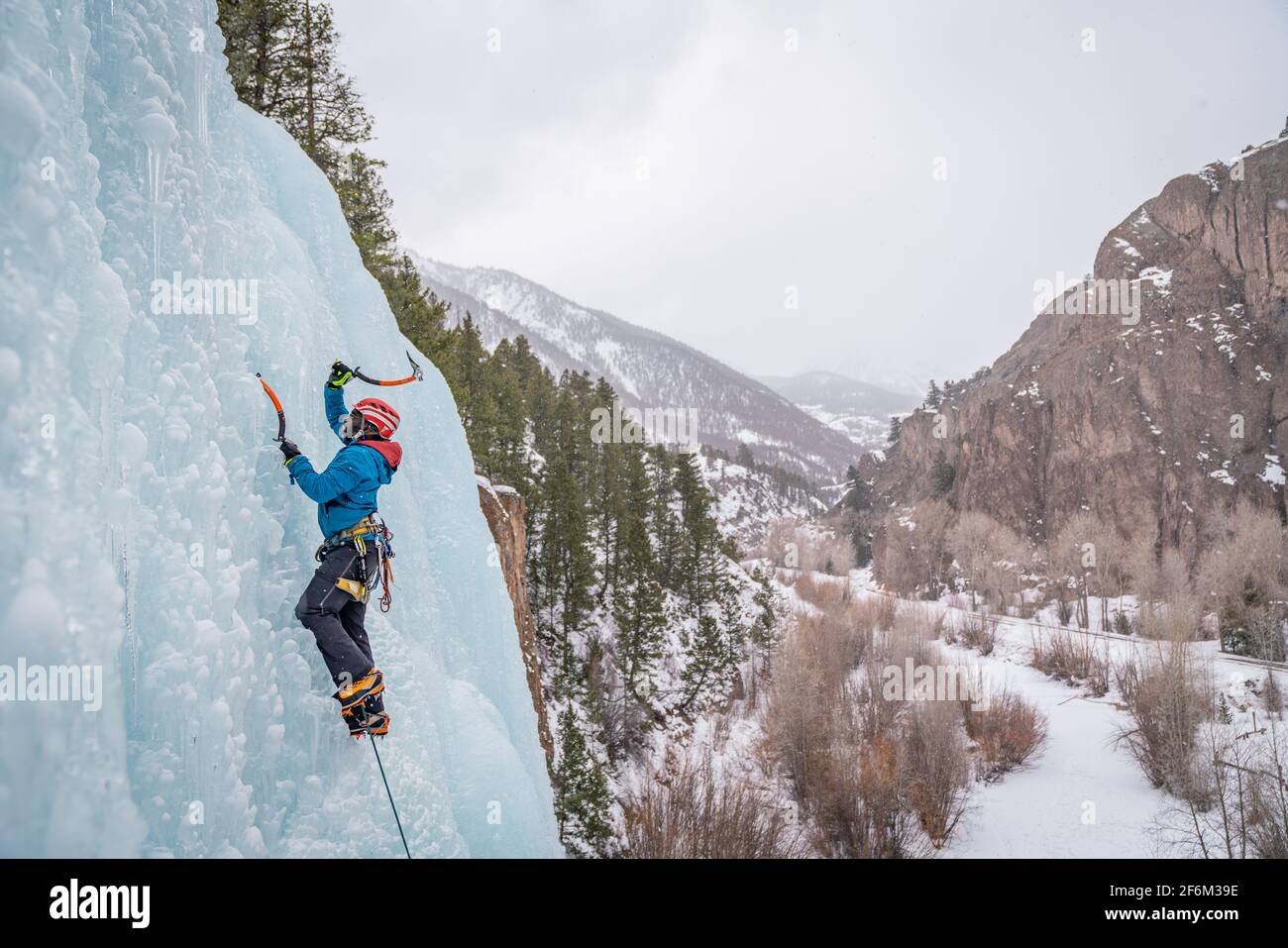 Ice cliff climber man hi-res stock photography and images - Alamy