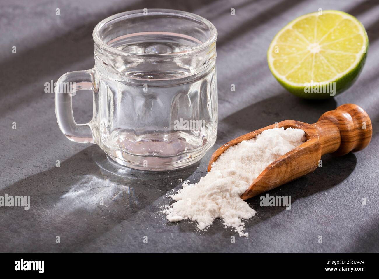 The lemon mixed with baking soda is a simple remedy that brings great ...