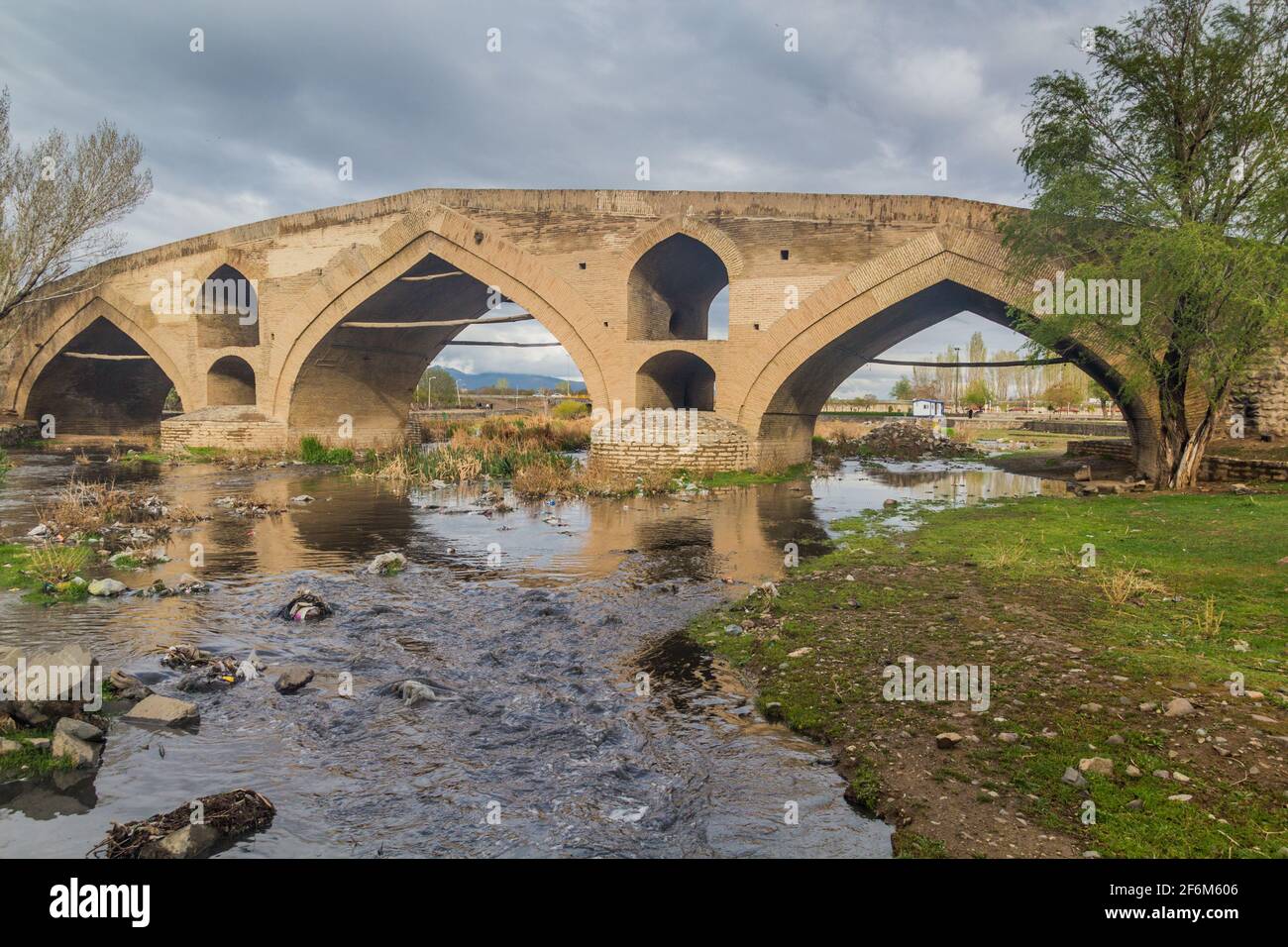 Bridge e hi-res stock photography and images - Alamy
