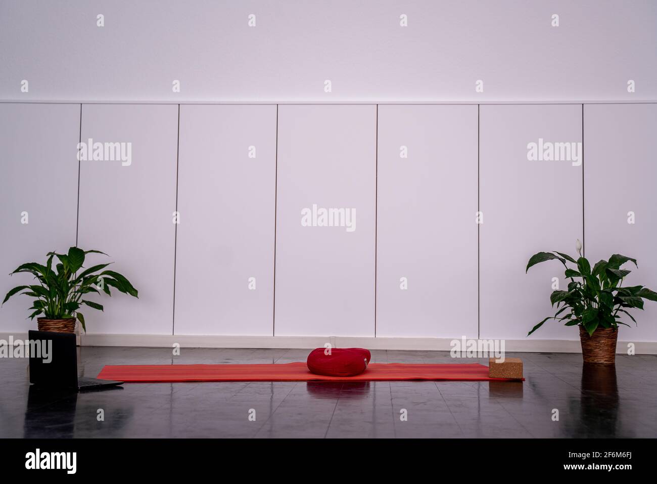 Empty yoga studio interior design hi-res stock photography and images ...