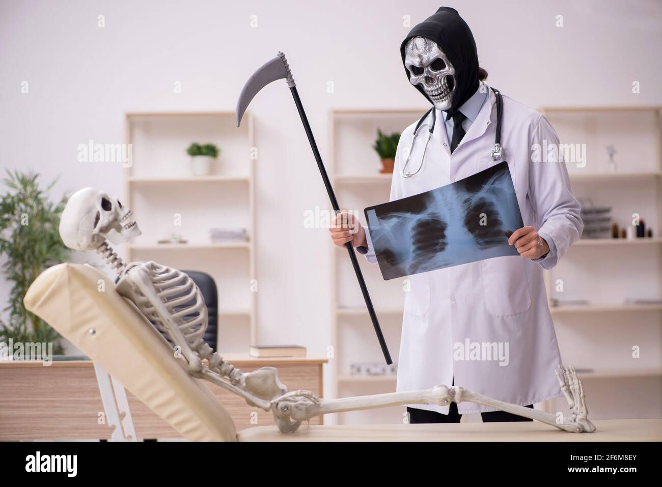 Roentgen sick skull hi-res stock photography and images - Alamy
