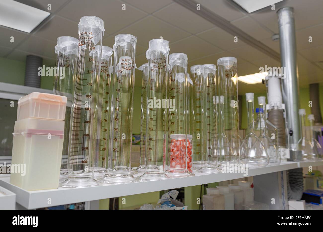 Clean glass microscope hi-res stock photography and images - Alamy
