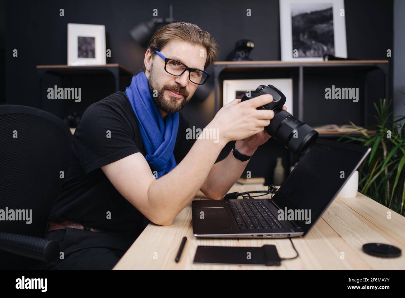 Using photo camera hi-res stock photography and images - Alamy