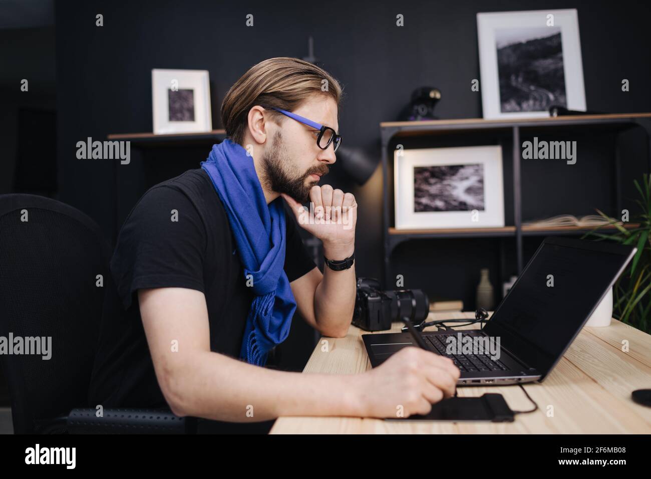 Editing photos hi-res stock photography and images - Alamy