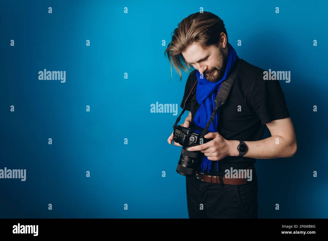 Photographer reviewing photos Stock Photo - Alamy