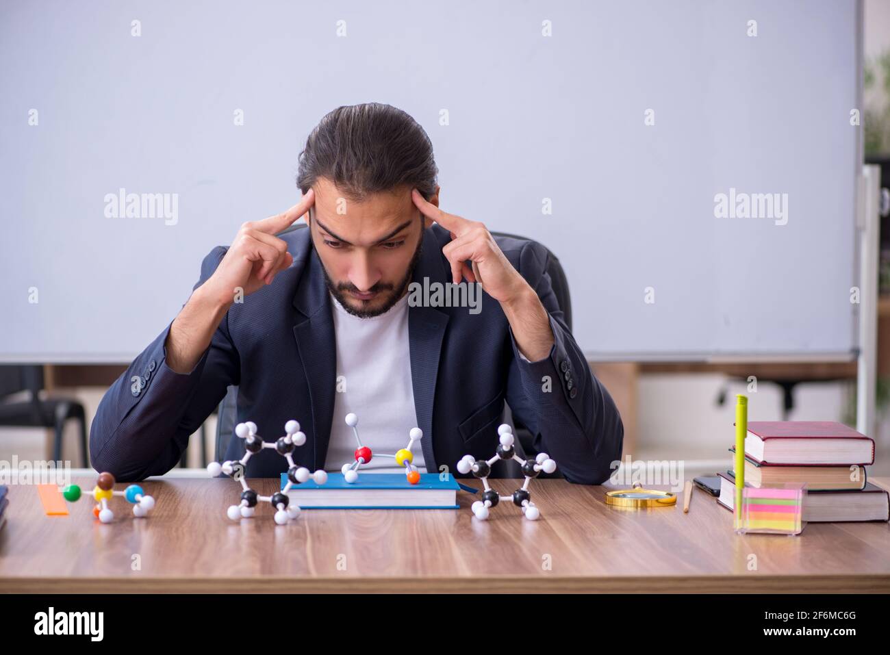 Young teacher physicist in the classroom Stock Photo - Alamy