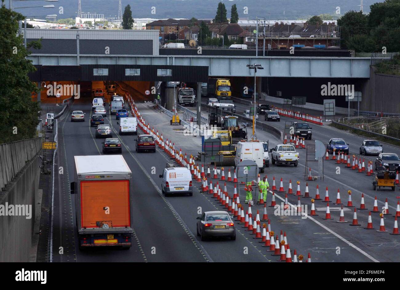 pic David Sandison Motorway maintanence, road works on the M1 motorway ...