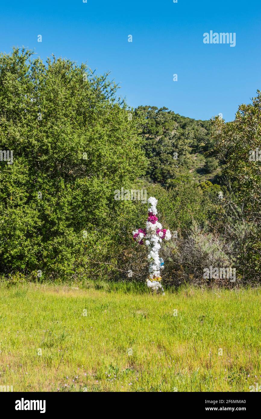 Roadside memorial cross flower hi-res stock photography and images - Alamy