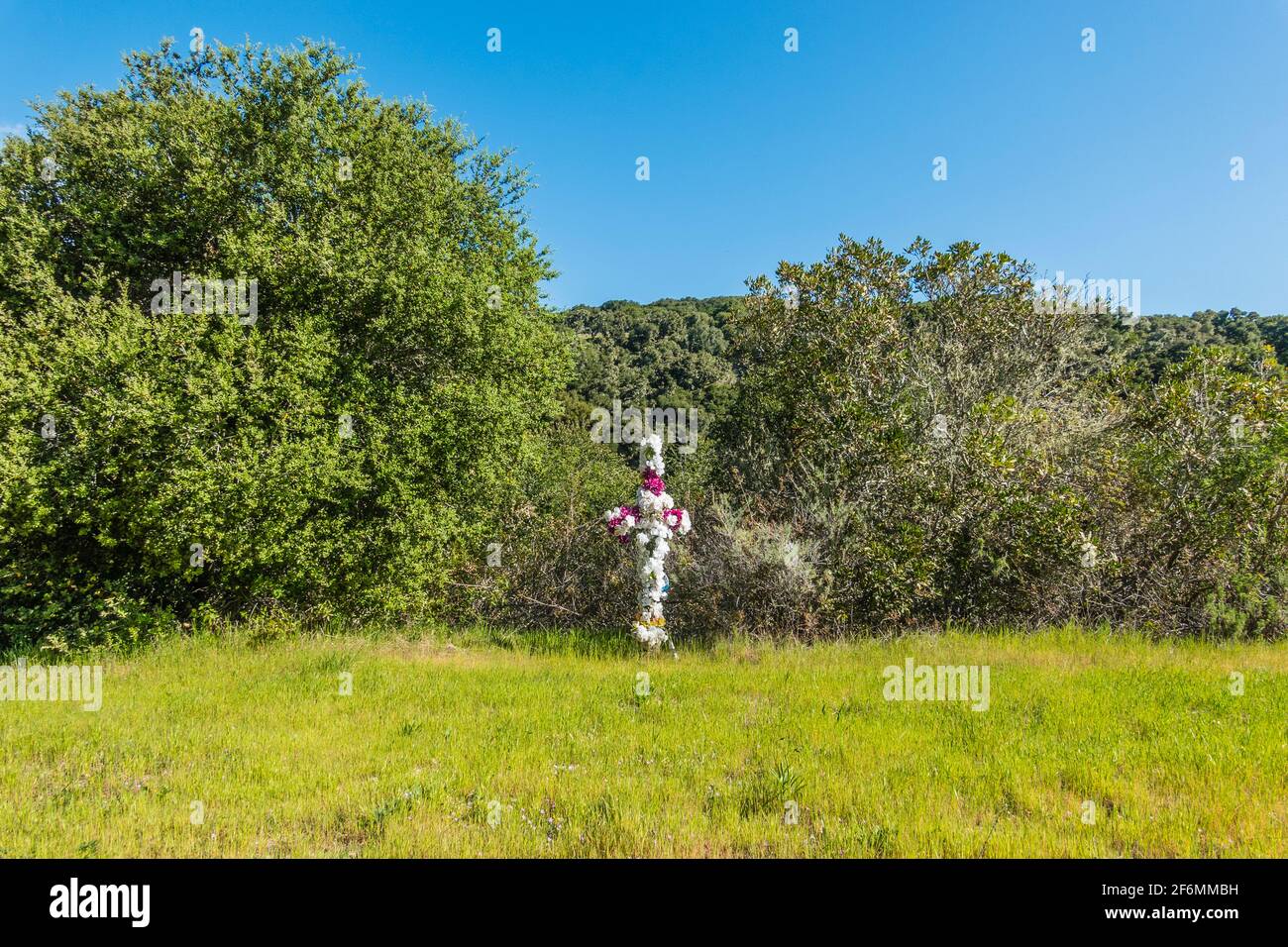 Roadside memorial cross flower hi-res stock photography and images - Alamy