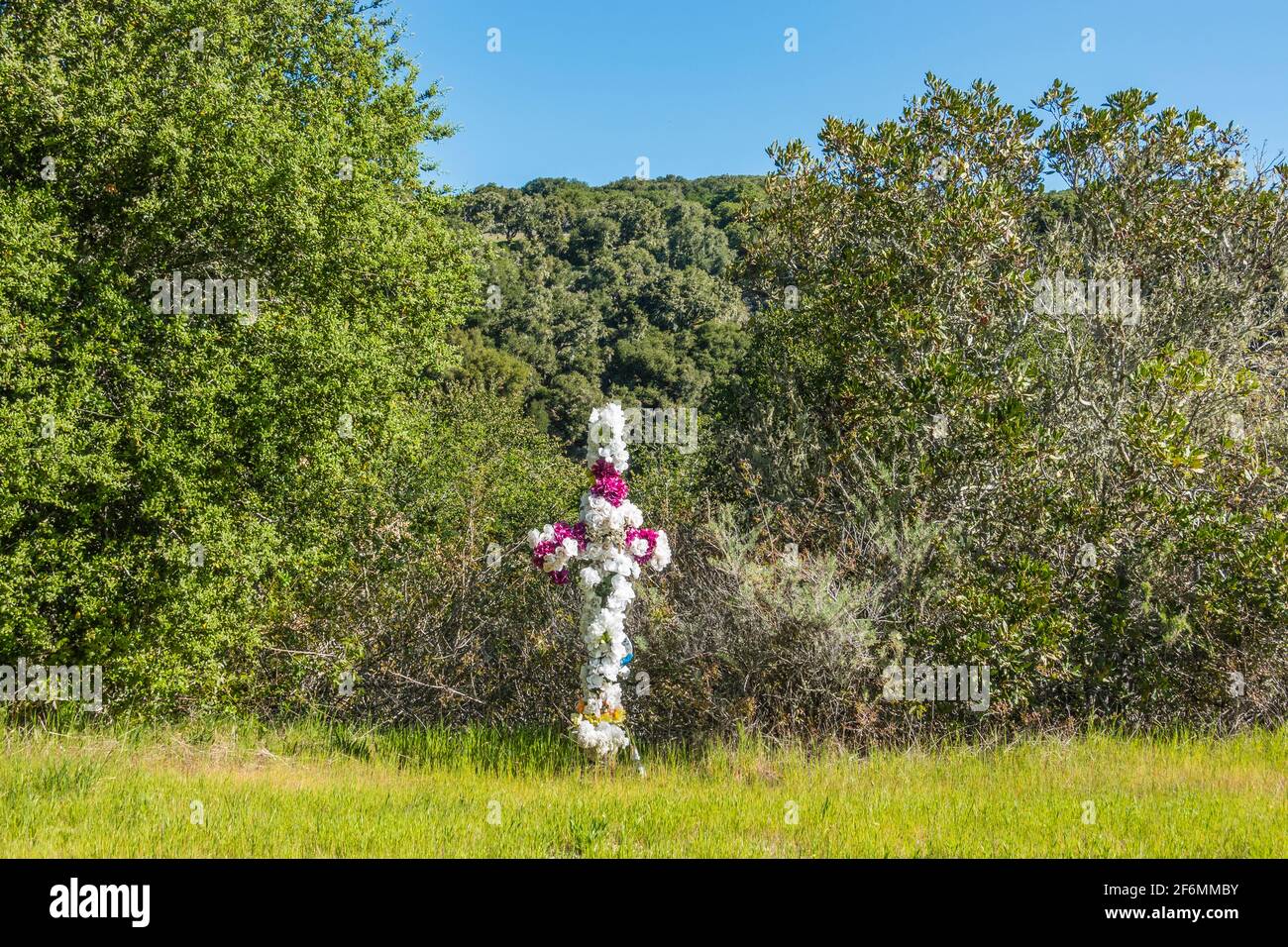 Roadside memorial cross flower hi-res stock photography and images - Alamy