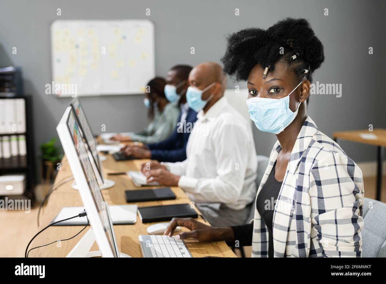 Electronics classroom hi-res stock photography and images - Alamy