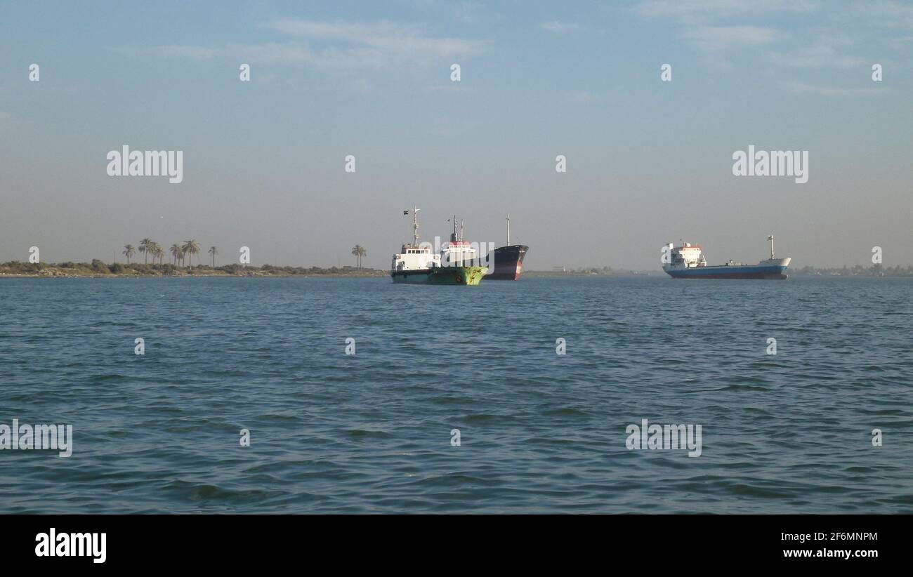 basra, Iraq - april 27, 2018: photo of boat in the river in basra city ...