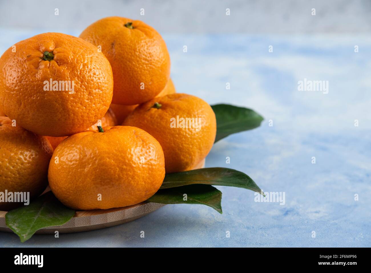 Close up photo of fresh mandarin and leaves Stock Photo - Alamy