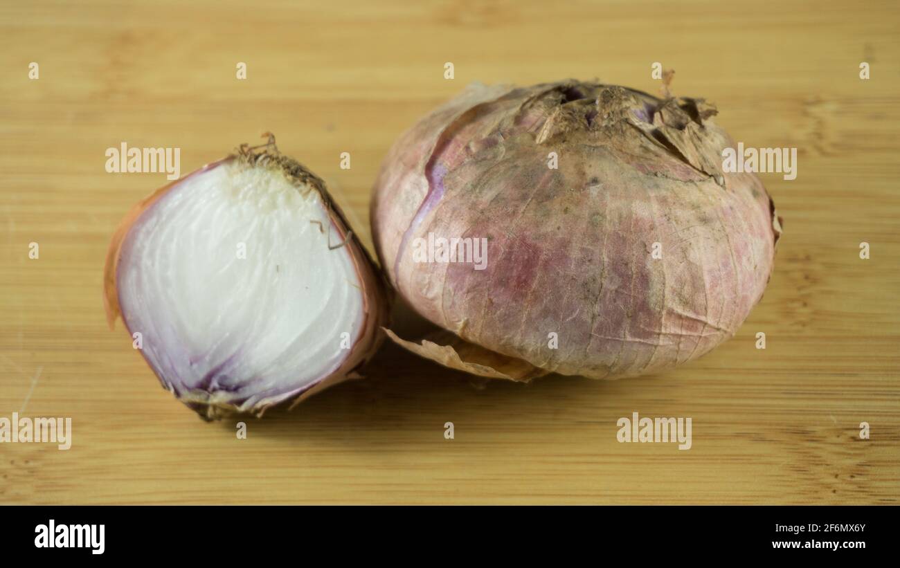 old red onions on rustic wood Stock Photo - Alamy