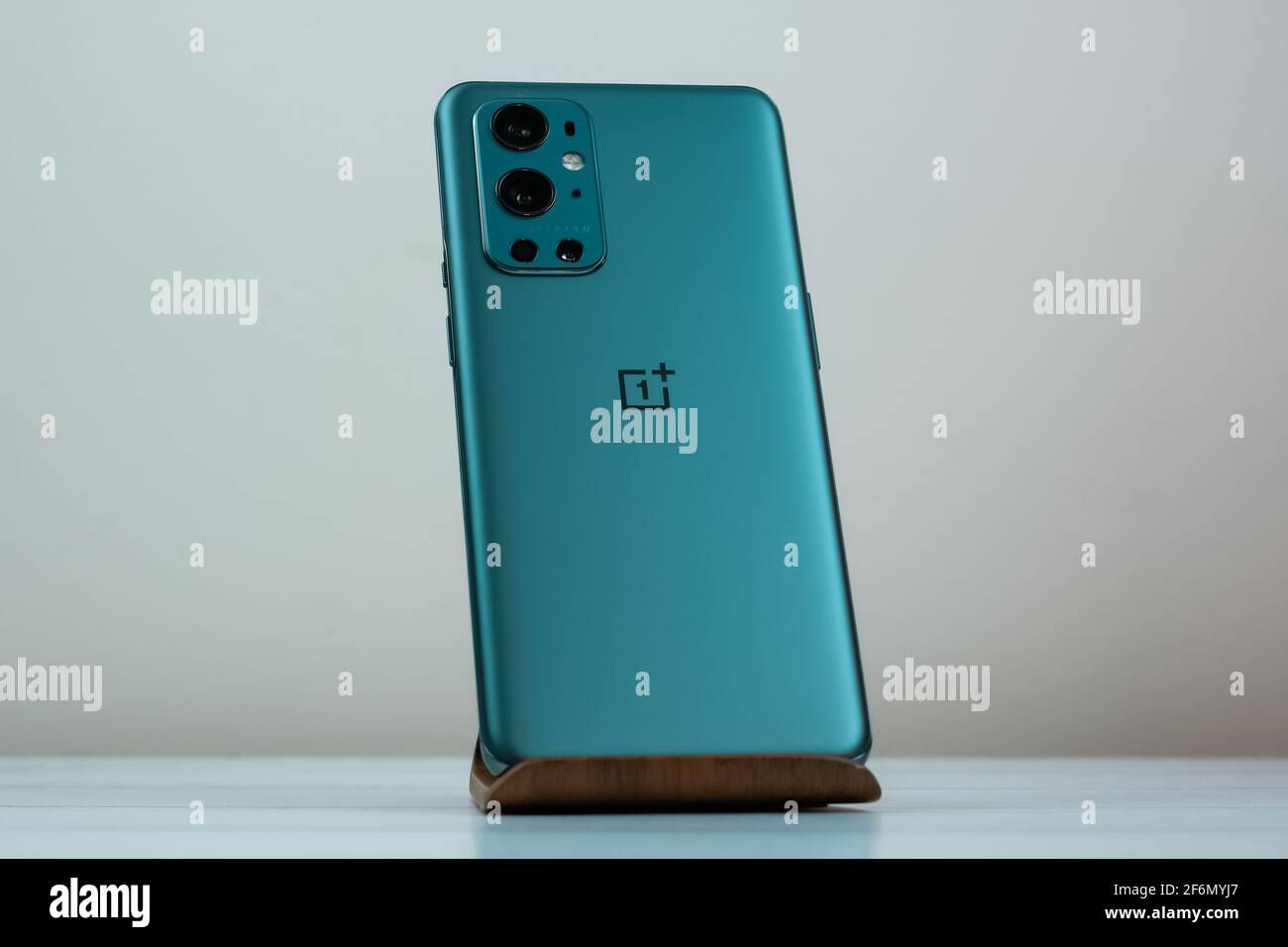 OnePlus 9 Pro 5G in Pine Green color Stock Photo - Alamy